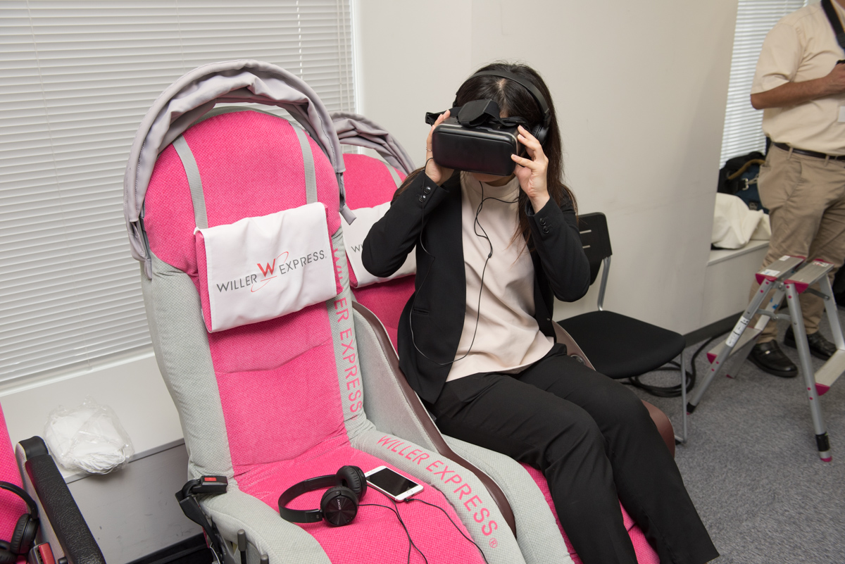 ライブ会場行きバスの中でファン向けVRコンテンツ、WILLERとKDDI - ケータイ Watch