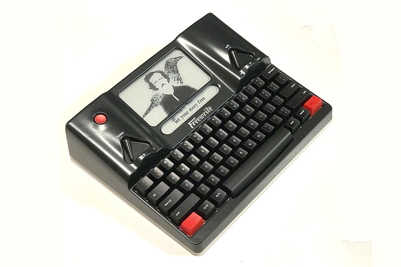 テキストマシン「Freewrite」をキートップ交換で精悍に - ケータイ Watch
