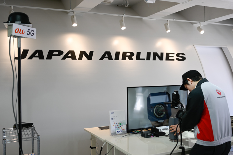 KDDIとJAL、5Gの28GHz帯でタッチレス搭乗、8K伝送の整備支援など実証実験のデモを披露 - ケータイ Watch