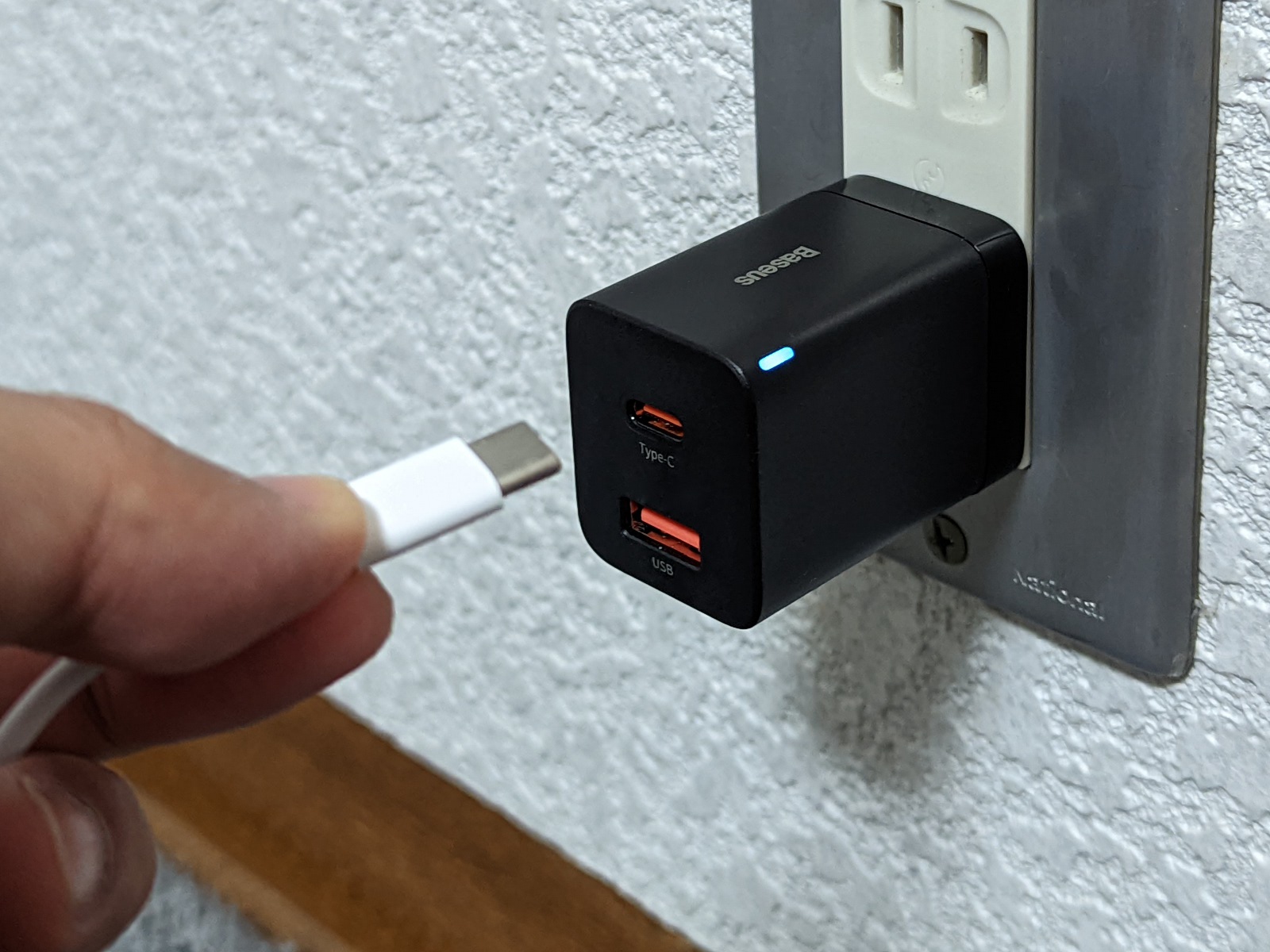 USB Type-CとType-Aの両対応、壁面コンセントから脱落しにくいコンパクトな充電器 - ケータイ Watch