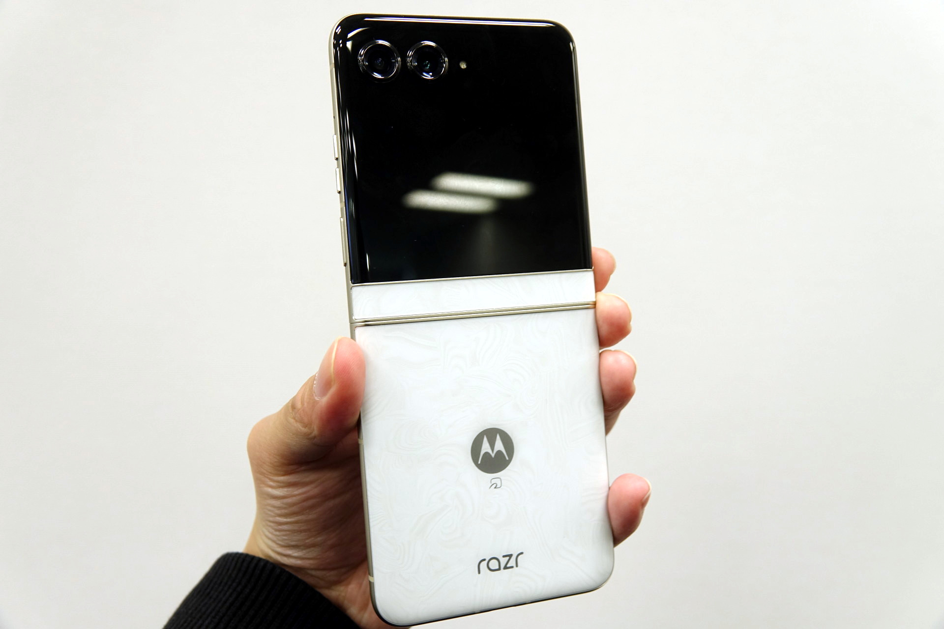ドコモ、「motorola razr 50d M-51E」を1万6500円、「AQUOS R9 pro SH-54E」を1万1000円割引 ...