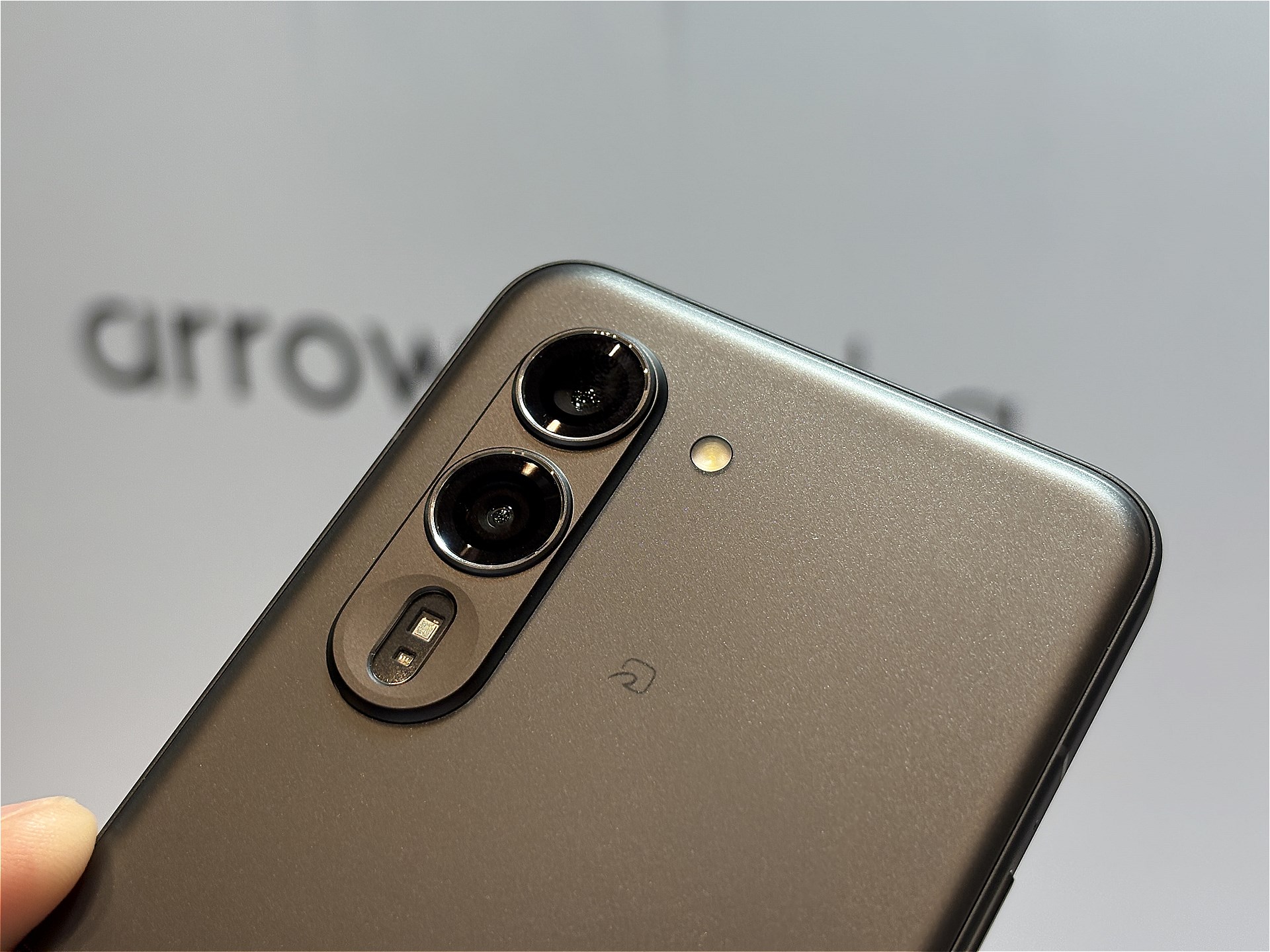 IIJmioで「arrows Alpha」発売、MNPで5万円切り - ケータイ Watch[Sponsored]