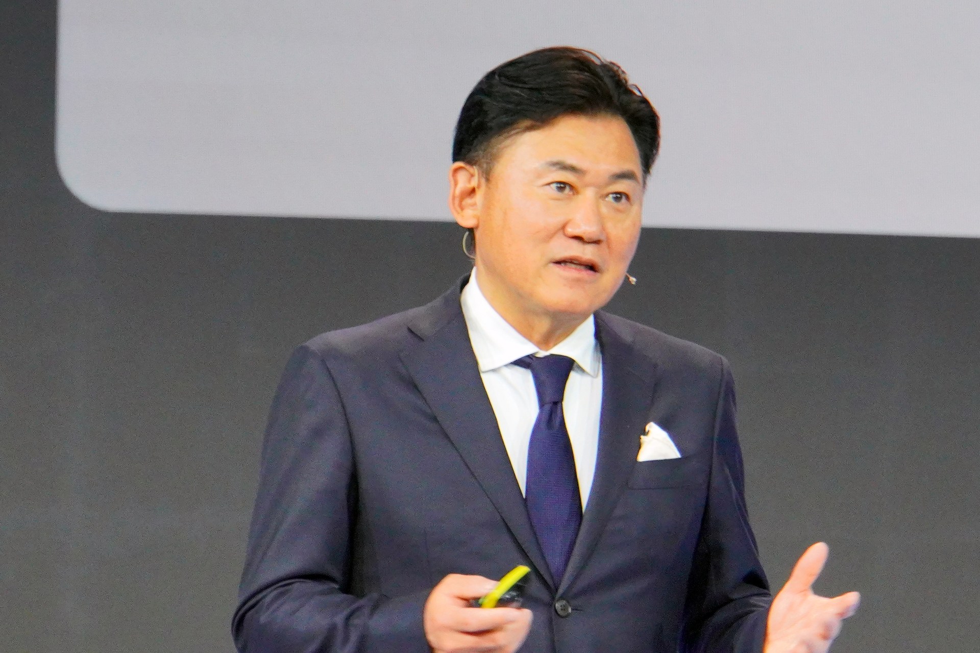 楽天・三木谷氏が「MWC26」基調講演に登壇、世界に「楽天エコシステム」強さを語る - ケータイ Watch